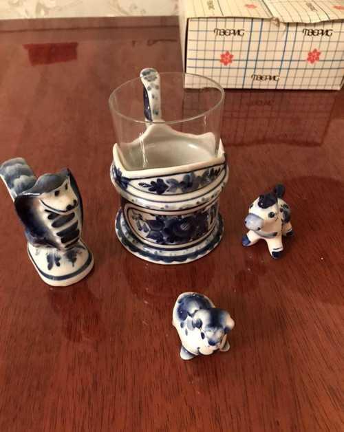 Подстаканник и фигурки гжель
