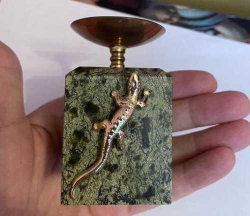 Подсвечник из натур. камня змеевика с ящерицей