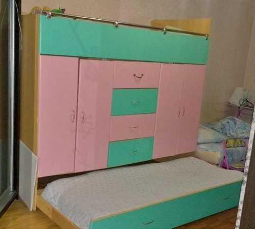 Двухъярусная кровать с шкафами и комодом