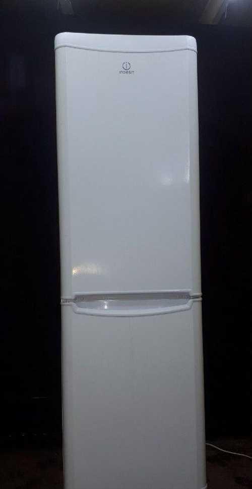 Холодильник Индезит старые модели. Холодильник Индезит двухкамерный старые модели. Индезит двухкамерный с экраном управления на дверце. Холодильник индезит двухкамерный модели