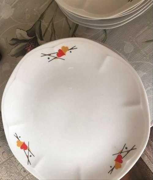 5 больших тарелок и 4 маленьких