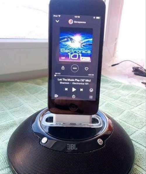 Колонка JBL с переходником для всех iPod и iPhone