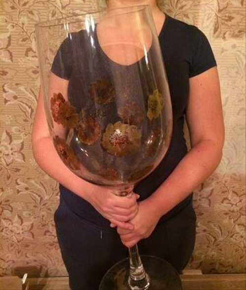 Большой бокал вина фото
