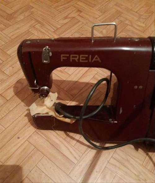 Швейная машина Freia