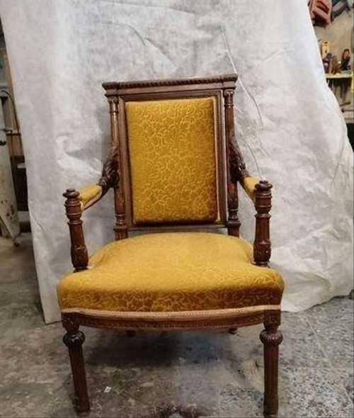 Старинное антикварное кресло