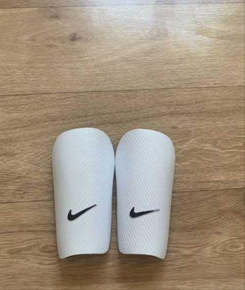 Футбольные щитки nike