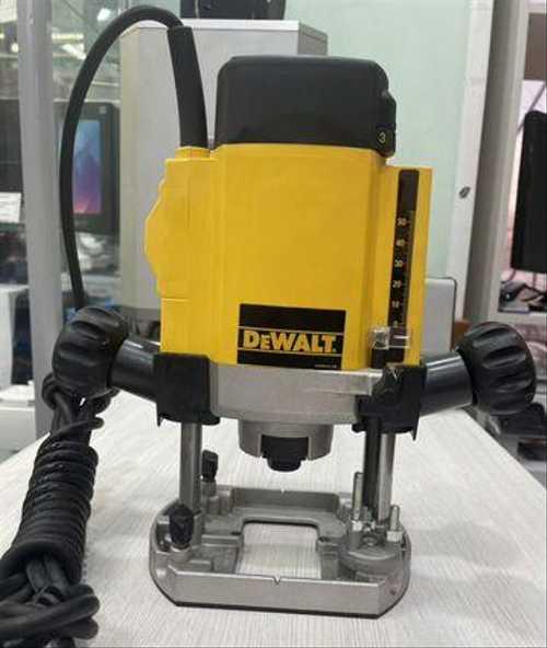 Фрезер Dewalt dw615-qs