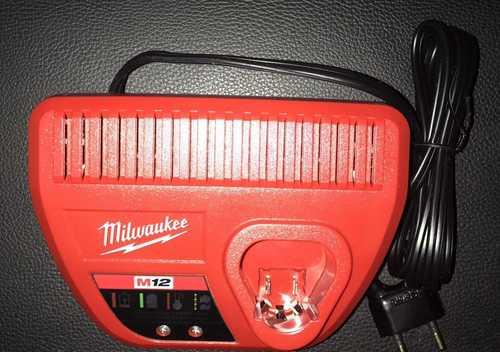 Зарядное устройство Milwaukee M12
