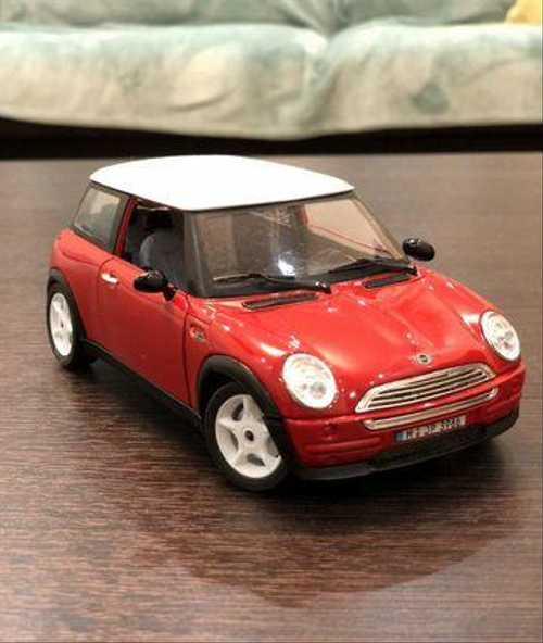 Модель автомобиля Mini Cooper Burago 1:24