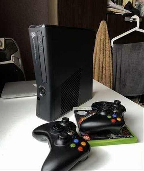 Xbox 360 slim 250gb 2 геймпада