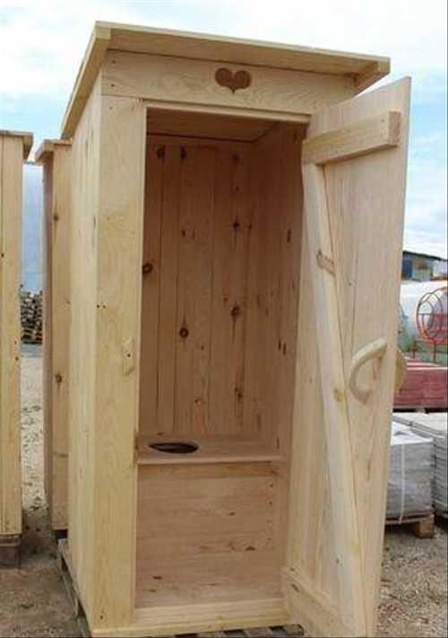 Цена готового туалета. Деревянный туалет. Туалет деревянный для дачи. Дачная туалетная кабина деревянная. Готовые деревянные туалеты.