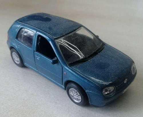 Модель автомобиля Volkswagen Golf IV Welly 1:36