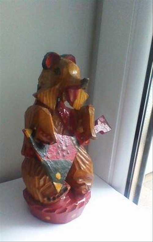 Медведь с балалайкой деревянная статуэтка