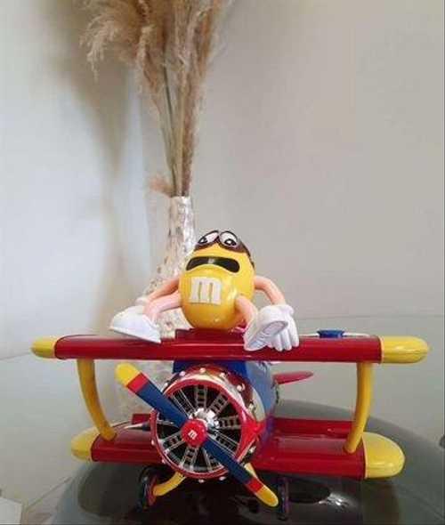 Самолет для конфет m&m's