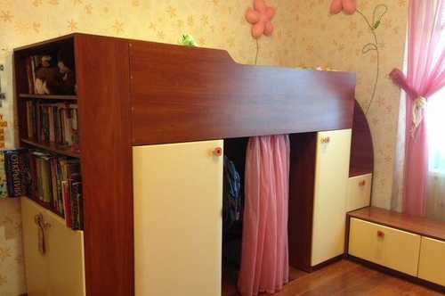Детская мебель (комплекс шкафов, кровати)