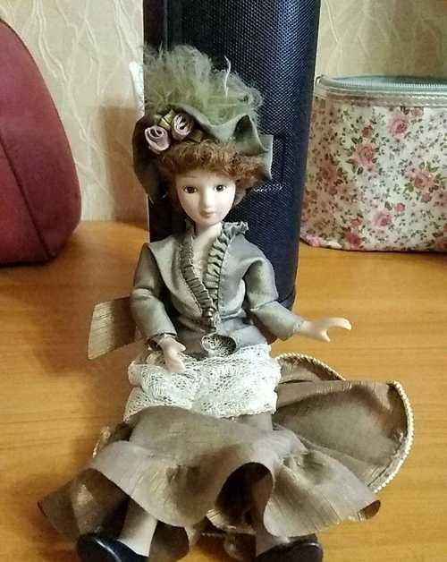 Кукла фарфоровая