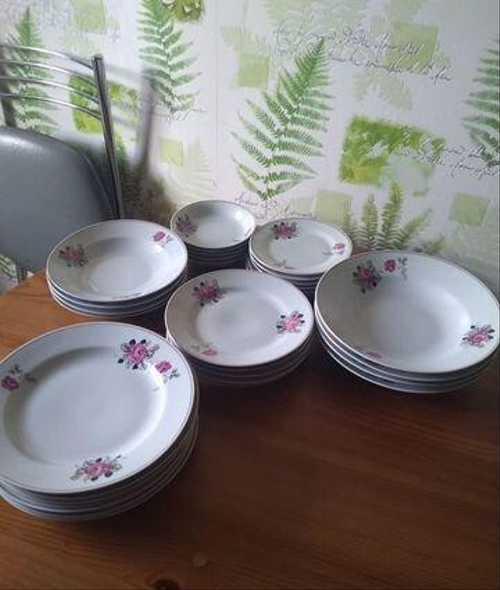 Набор фарфоровых столовых тарелок