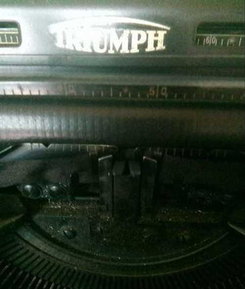 Старинную немецкую печатную машинку "triumph werke