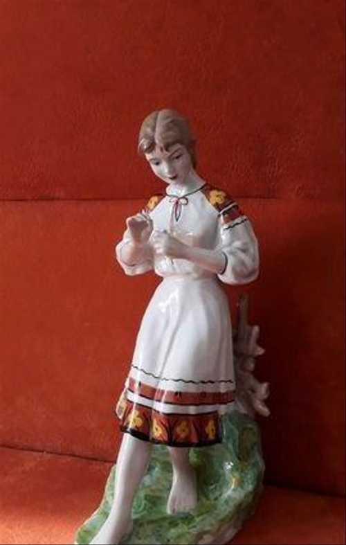 Статуэтка Девушка у плетня «Гадание на ромашке»
