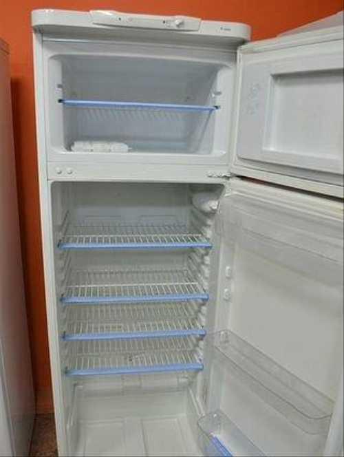 Индезит челябинск. Холодильник Индезит r3300 WEU. Индезит холодильник 2000. Холодильник Индезит a class. Индезит холодильник двухкамерный Индезит.