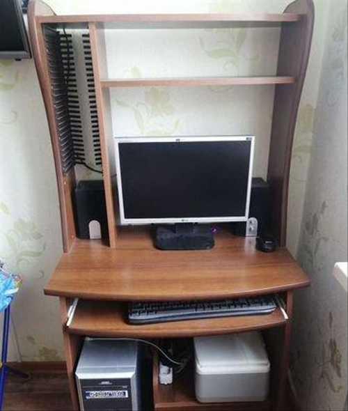 Офисный компьютер и компьютерный стол