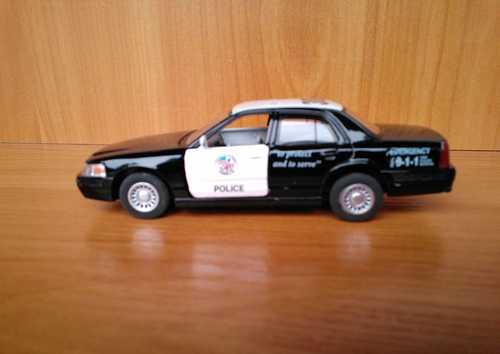 Модель авто Ford Crown Victoria Polica 1 : 42