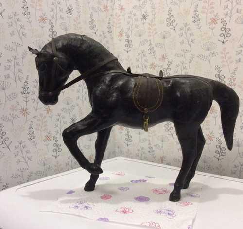 Конь / лошадь и верблюд - статуи из кожи