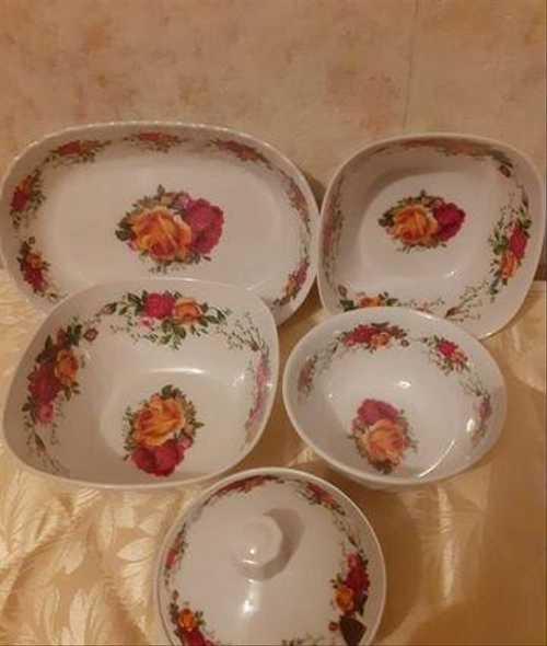 Набор пластиковой посуды с цветочным рисунком