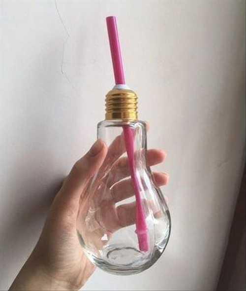 Стеклянный стакан в виде лампочки