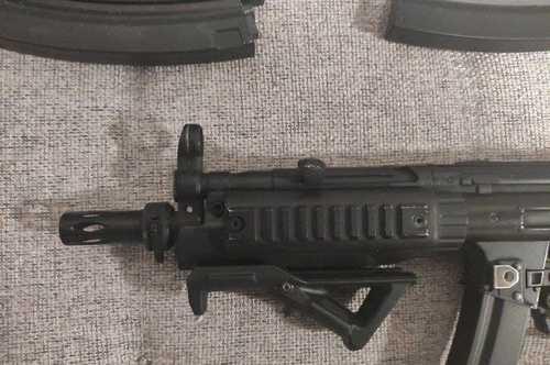 Стайкбольный автомат Cyma MP5 в тактическом обвесе