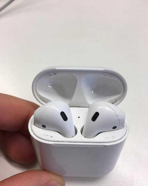 Наушники Apple AirPods w/Charging Case