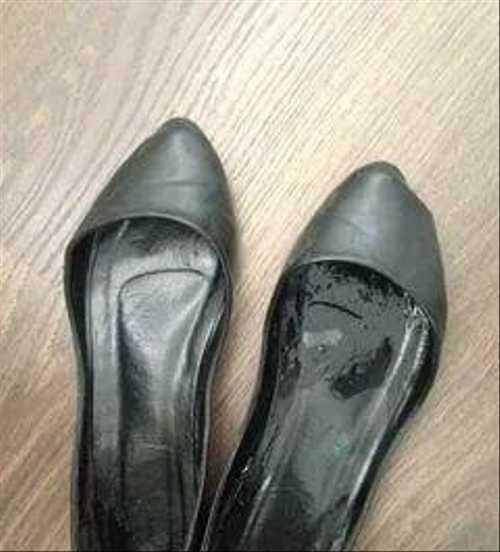 Ношенные женские туфли