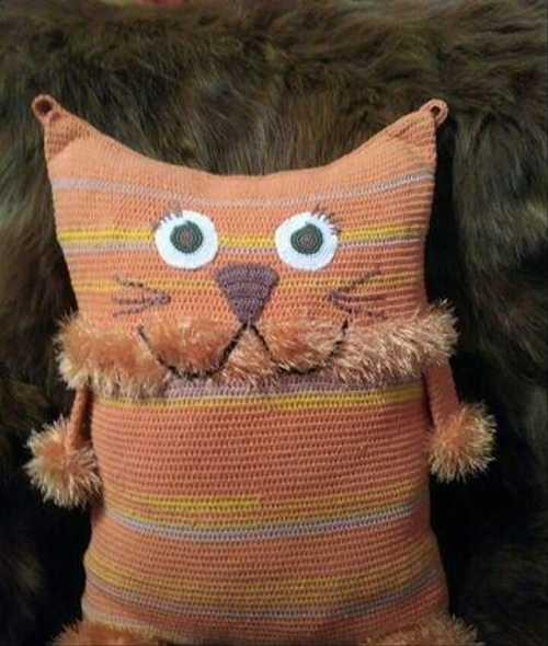Вязанная подушка-кот