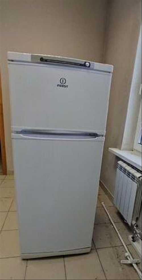 Холодильник морозильник Indesit ST145.028