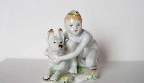 Фарворовая статуэтка мальчик с собакой лфз