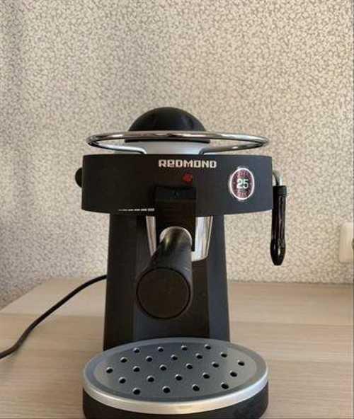 Рожковая кофеварка Redmond RCM-1502