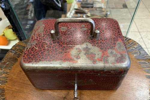 Старинный сейф шкатулка на ключе металл