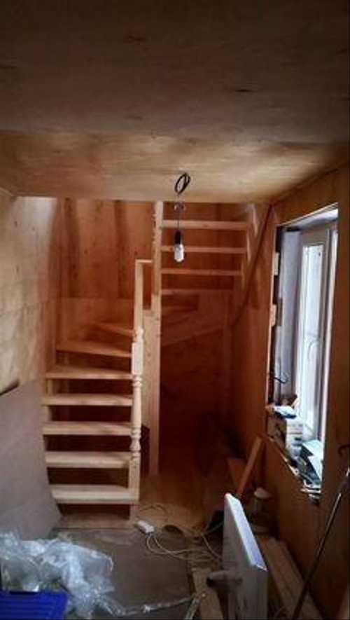 Деревянная лестница с поворотом на 180 градусов