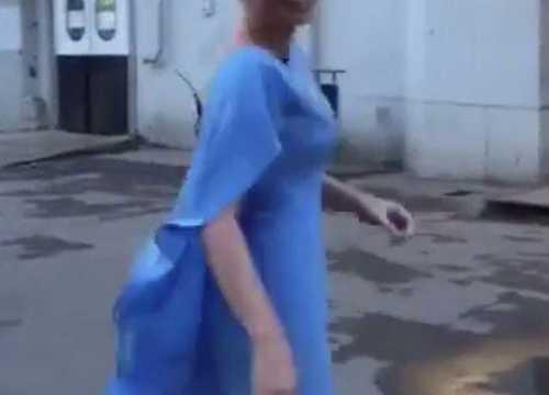 Голубое платье с открытой спиной