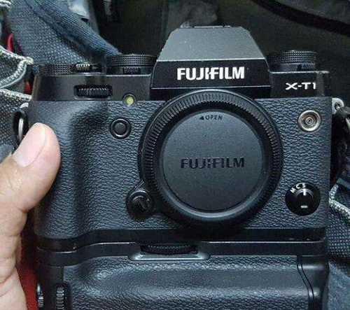 Fujifilm XT-1 + оригинальная батарейная ручка+ 7 a