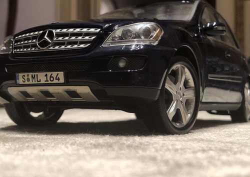 Модель автомобиля Mercedes Benz ML 350 1:18