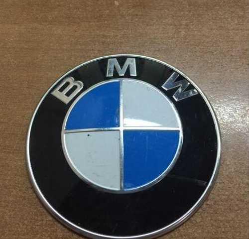 Юбилейный значок бмв. BMW значок. Юбилейный значок BMW. Значок БМВ на ножке. Задняя эмблема BMW x4g02.