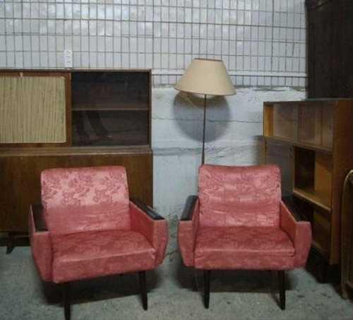 Винтажные красные кресла