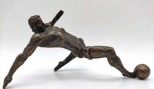 Ян Нейман. Скульптура Футболист. Бронза