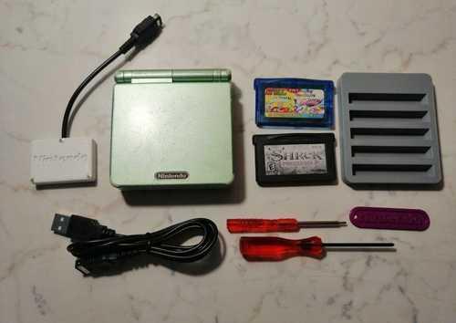 GameBoy Advance SP с картриджами и аксессуарами