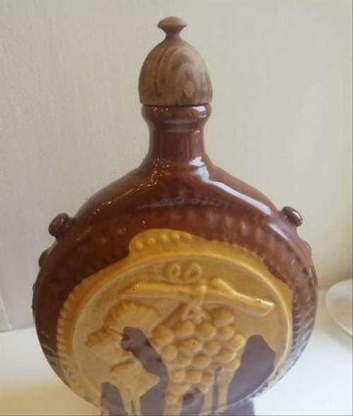 Глиняный кувшин для вина в какказском стиле
