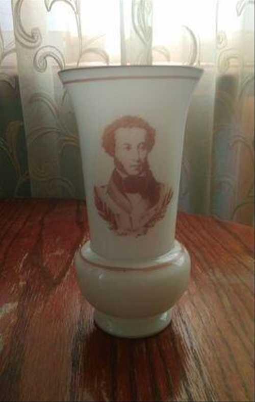 Ваза А.С.Пушкин молочное стекло