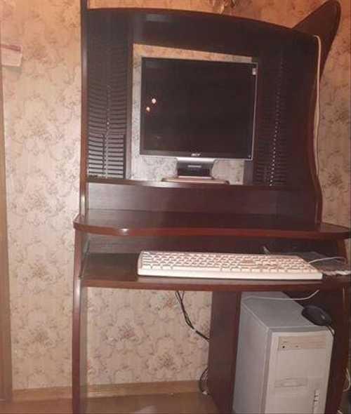Компьютор с процессором и компьютерным столом