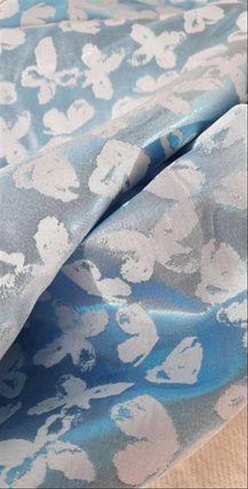 Отрез парчи с бабочками годубая