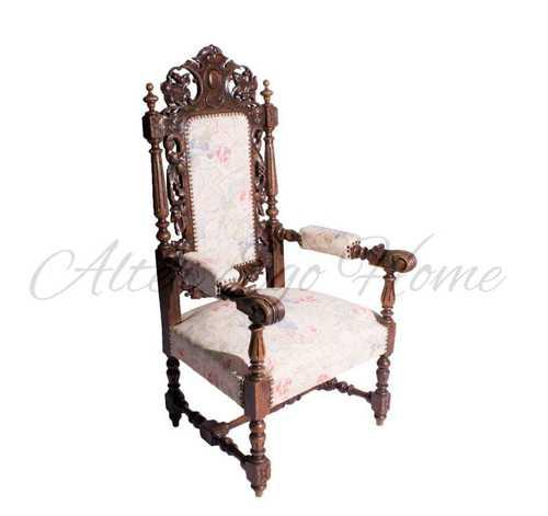Антикварное кресло с мотивами виноградной лозы